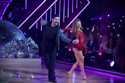 ALAN BERSTEN, HANNAH BROWN Bailando coas estrelas Noite de estrea Cha Cha Dance