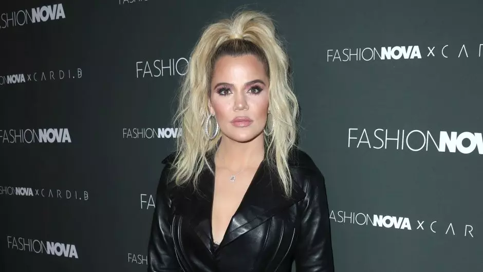 Khloe Kardashian viste unha roupa negra e unha cola de cabalo alta