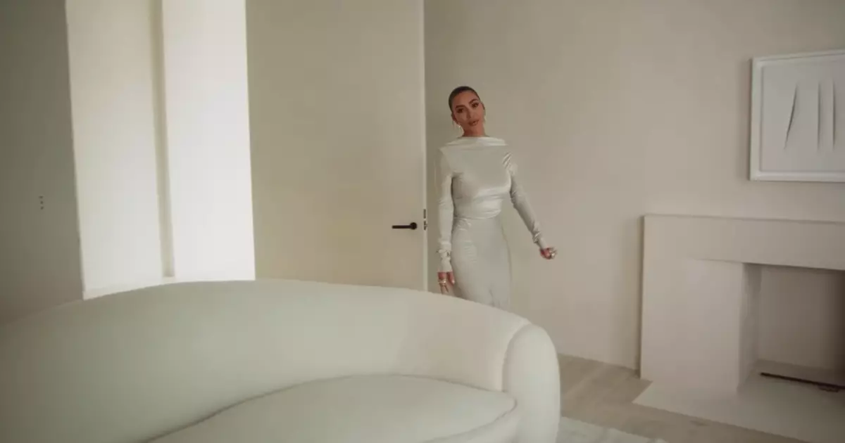 Kim Kardashian si ogleda svoj dvorec in dvorec Kanyeja Westa