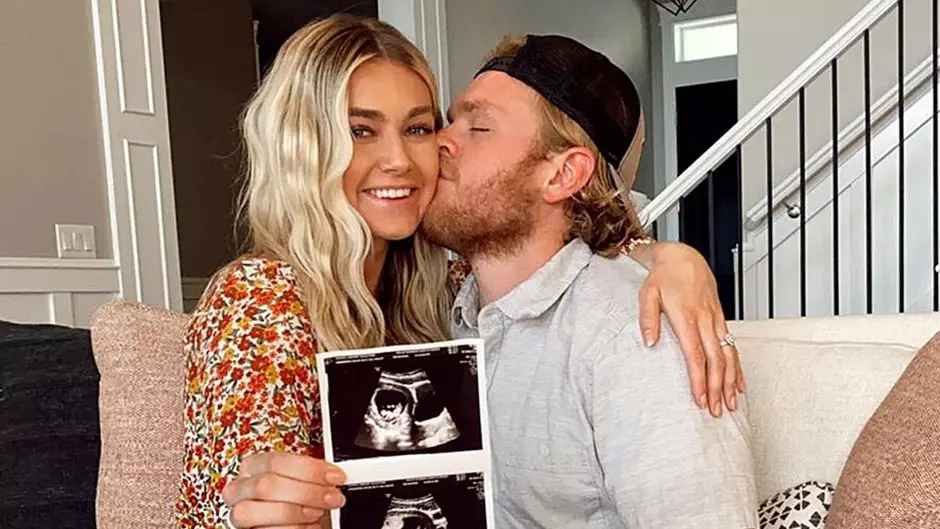 Lindsay Arnold gravid venter barn med manden Samuel