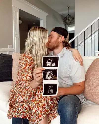 Lindsay Arnold gravid venter barn med manden Samuel
