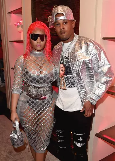 Nicki Minaj Pula nga Buhok ug Silver Outfit Uban sa Bana Kenneth Petty