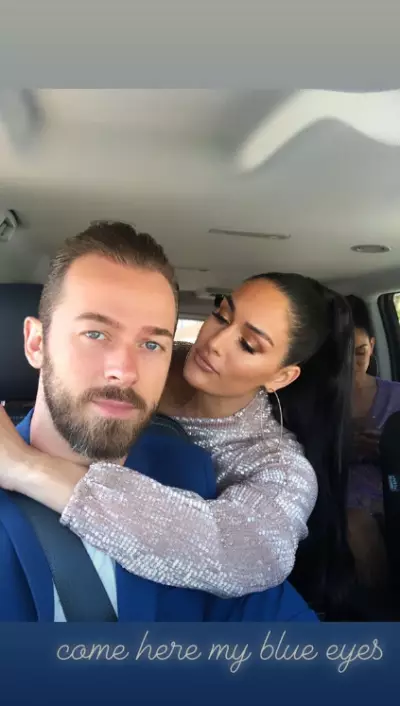 Nikki Bella megöleli Artem Chigvincevet a TCA-k előtt