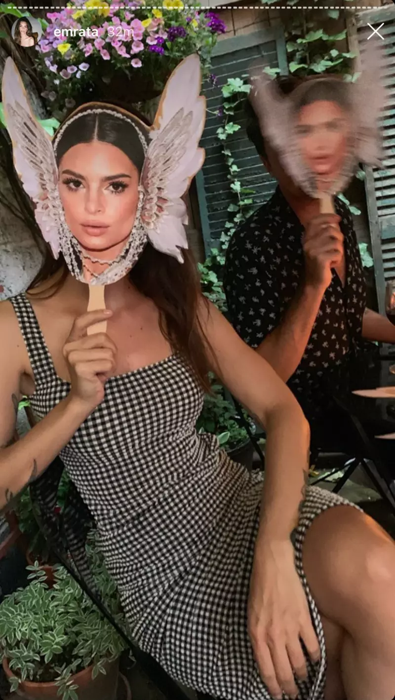 emily-ratajkowski-met-gala-masks-ulang tahun