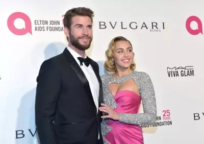 Liam Hemsworth, smoking, Miley Cyrus, różowo-srebrna suknia, pozowanie, uśmiechanie się