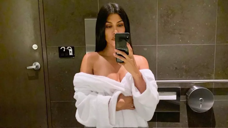 Kourtney Kardashian bornozla selfie çekiyor