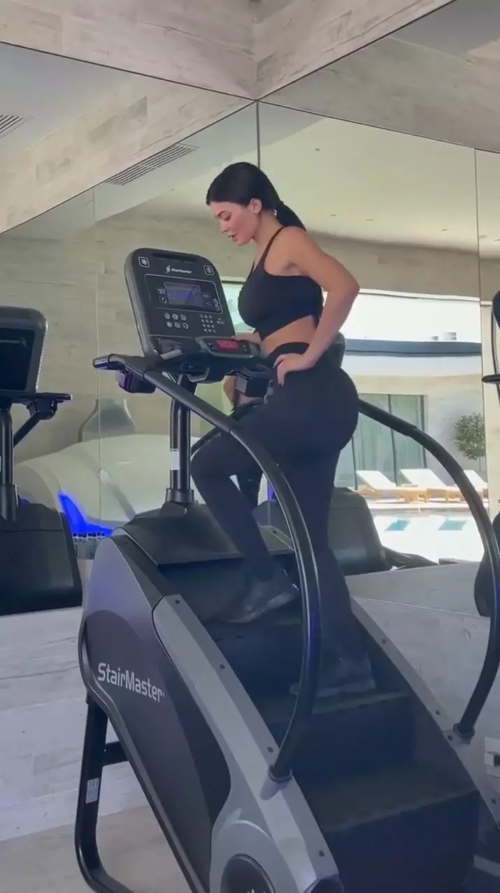 Kardashian-Jennerové nepotřebují členství, aby mohli cvičit! Podívejte se na fotky jejich domácích posiloven