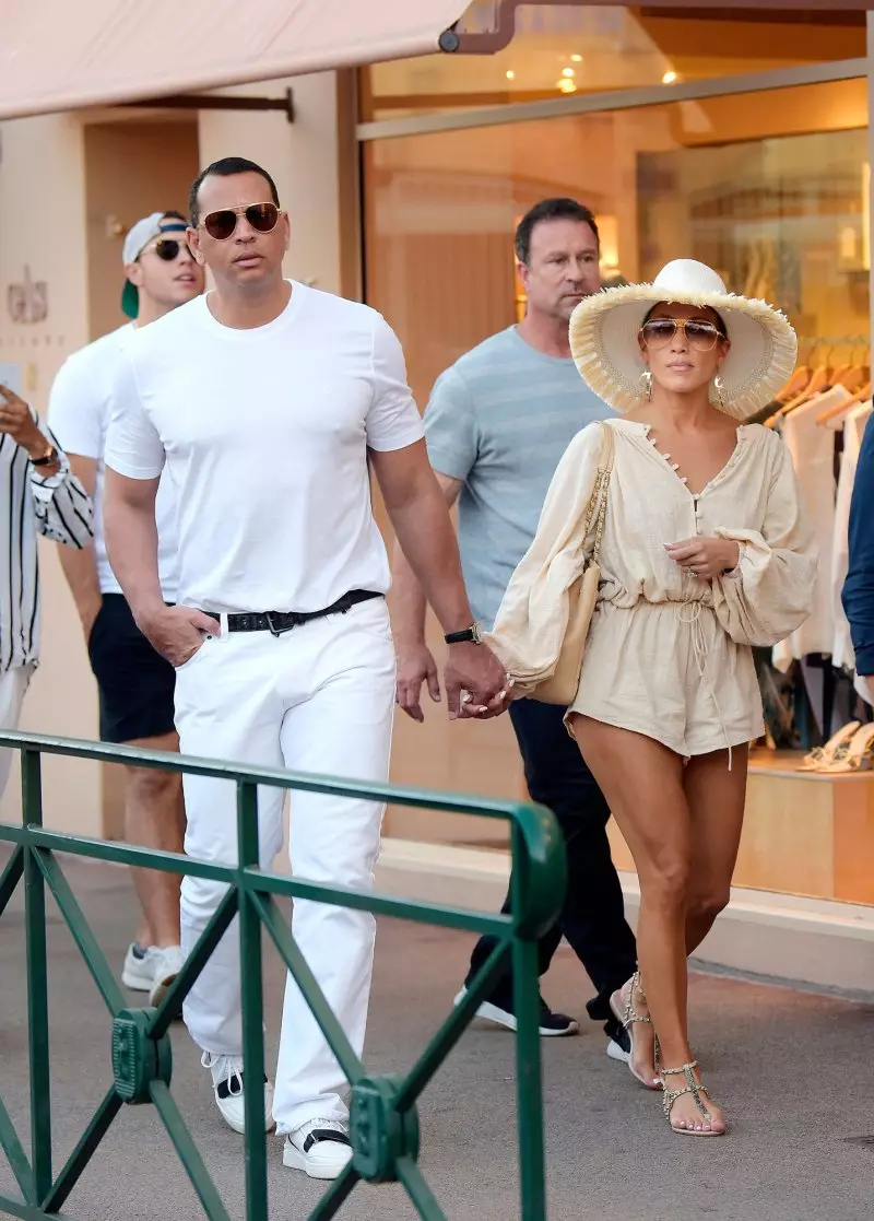 詹妮弗·洛佩茲 (Jennifer Lopez) 和亞歷克斯·羅德里格斯 (Alex Rodriguez) 身著聖特羅佩 (Saint-Tropez) 搖擺協調服裝進城