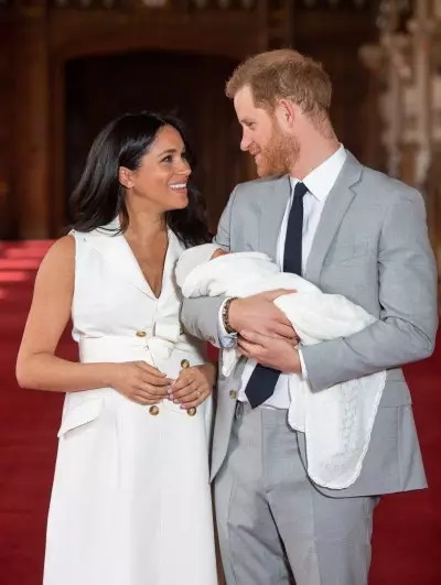 Meghan Markle vestida de blanc amb el príncep Harry i el seu nadó
