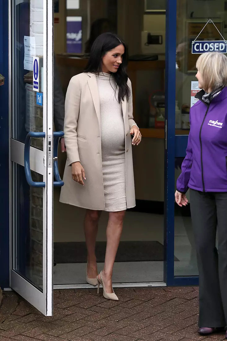 Meghan Markle Mayhew වෙත පැමිණේ