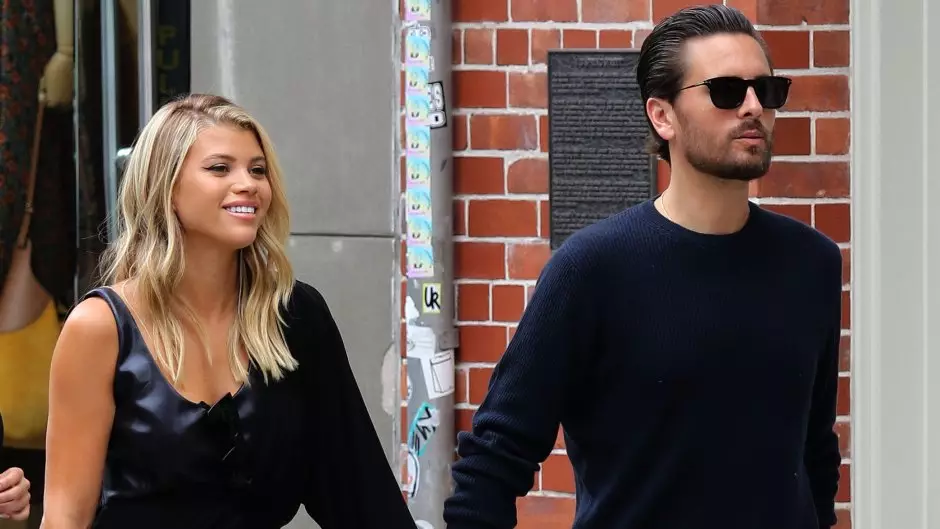 Scott Disick en Sofia Richie kuierje yn NYC en hâlde hannen