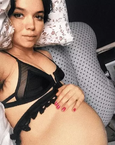 Bekah Martinez duke bërë një selfie shtatzënë.