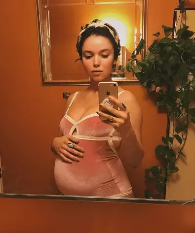 Bekah Martinez duke pozuar për një selfie shtatzënë.