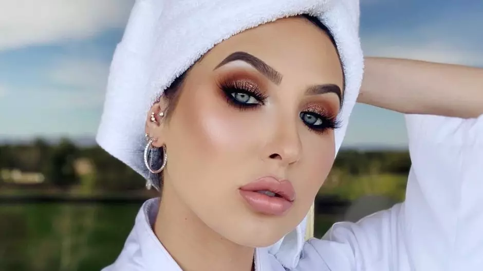 Jaclyn Hill făcând un selfie purtând un halat de baie și un prosop pe cap