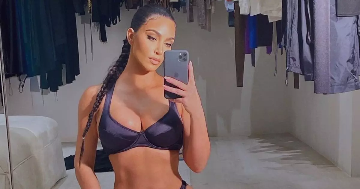 Kúrfur Kim Kardashian eru á fullri sýningu í nýrri Skims Selfie