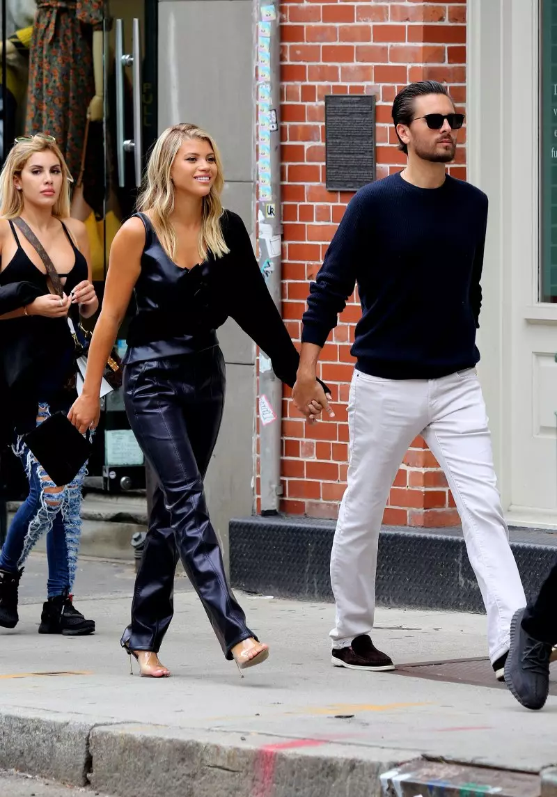 Scott Disick ndi Sofia Richie akuyenda ku NYC ndikugwirana chanza