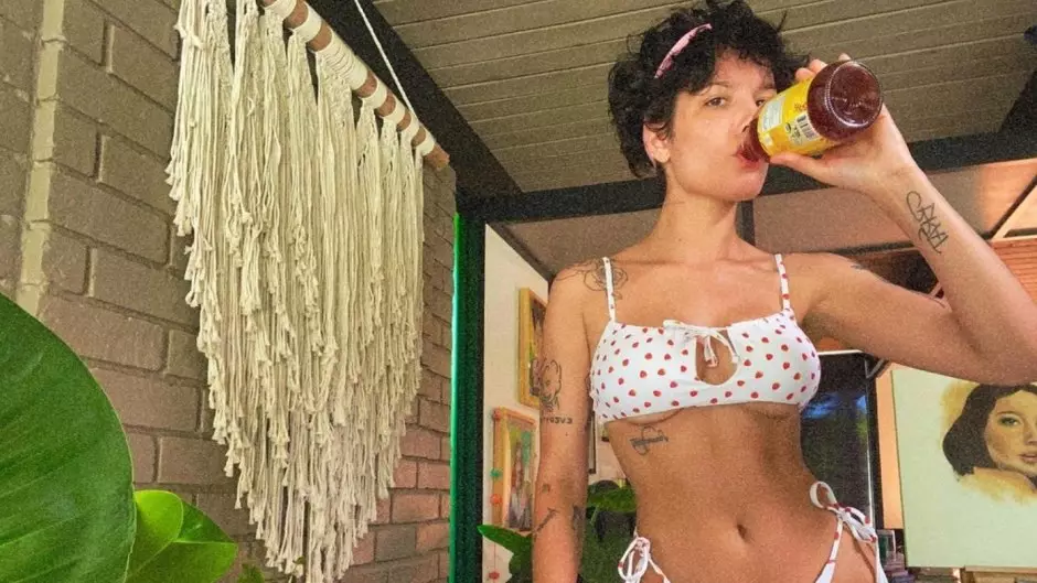 Kita Tidak Bisa Hidup Tanpa Gambar Bikini Halsey! Lihat Momen Terbaik Penyanyi dalam Baju Renang