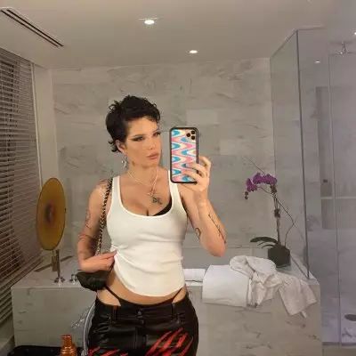 Halsey Anaonyesha Mwili Wake wa Baada ya Mtoto Katika Tangi Mzito na Suruali ya Ngozi Kwa Kamba Ya G Iliyofichuliwa