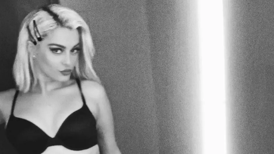 Bebe Rexha Schwarz-Weiß-Spiegel-Selfie klatscht zurück, dass sie zu alt ist, um sexy zu sein