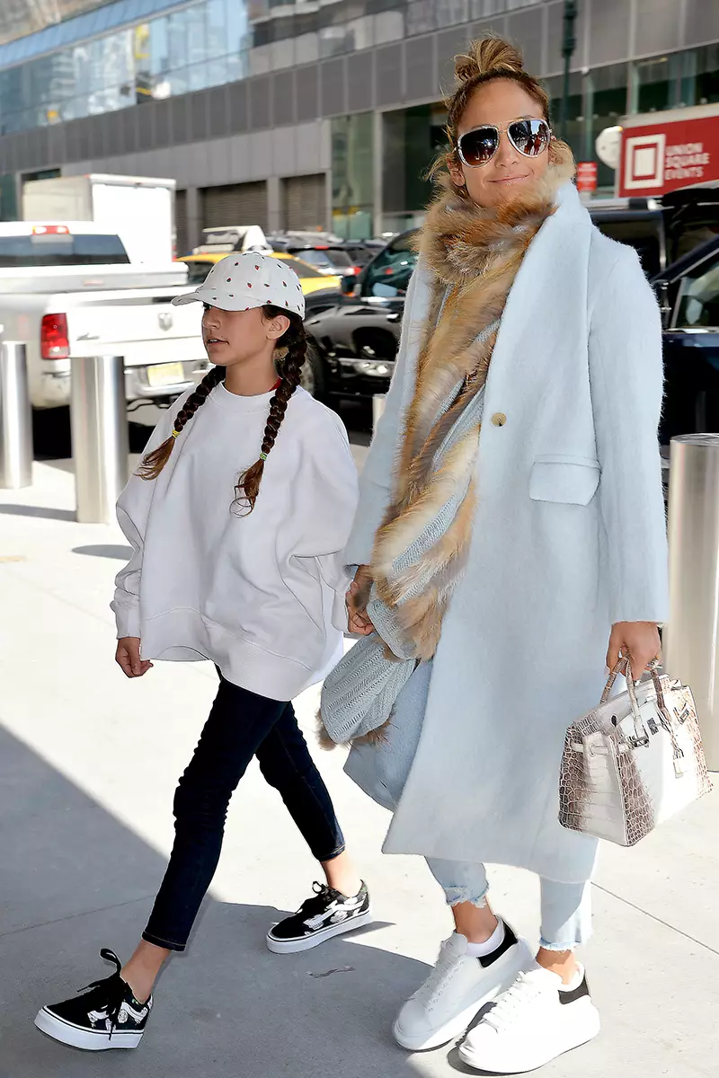 Jennifer Lopez faz rara aparição com a filha Emme em Nova York