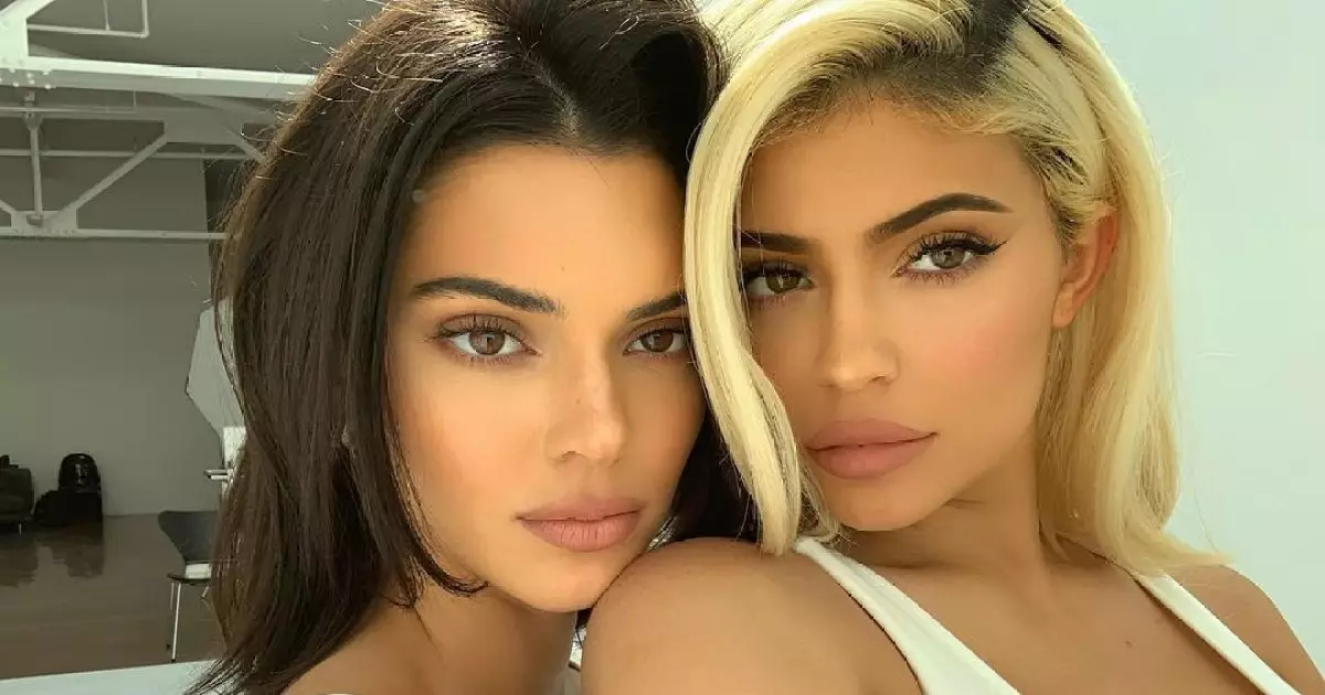 Kylie Jenner deyir ki, o və bacısı Kendall Jenner 'qütb ziddiyyətləridir'