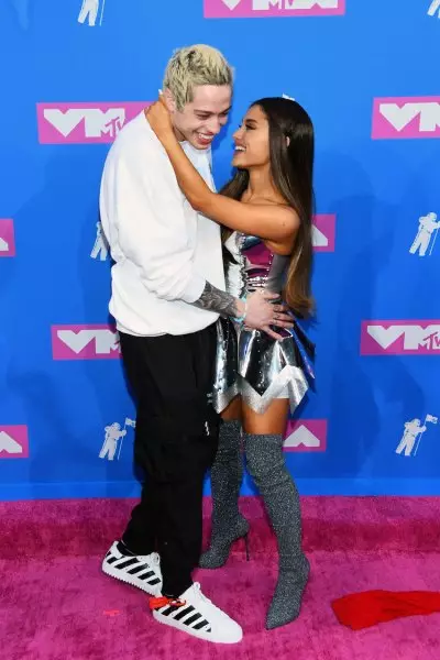 ariana-grande-vmas-pete-davidson-3