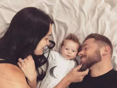 Nikki Bella comparteix una dolça foto del Son Matteo agafant-li la mà