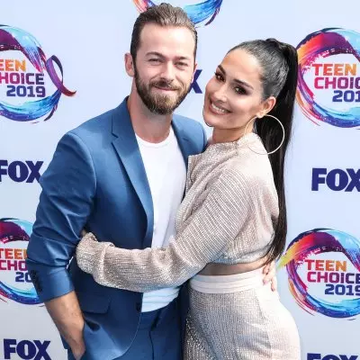 Nikki Bella le Artem Chigvintsev ba natefeloa ke motsoali e mocha 