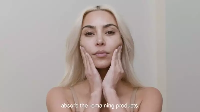 Kim Kardashian Ha a na Makeup: Lifoto tsa hae ha aa Roala Makeup 1700_2