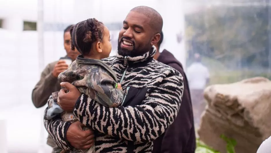 Na Grianghraif is Fearr ag Kanye West Le Kids North, Saint, Chicago agus Salm 6