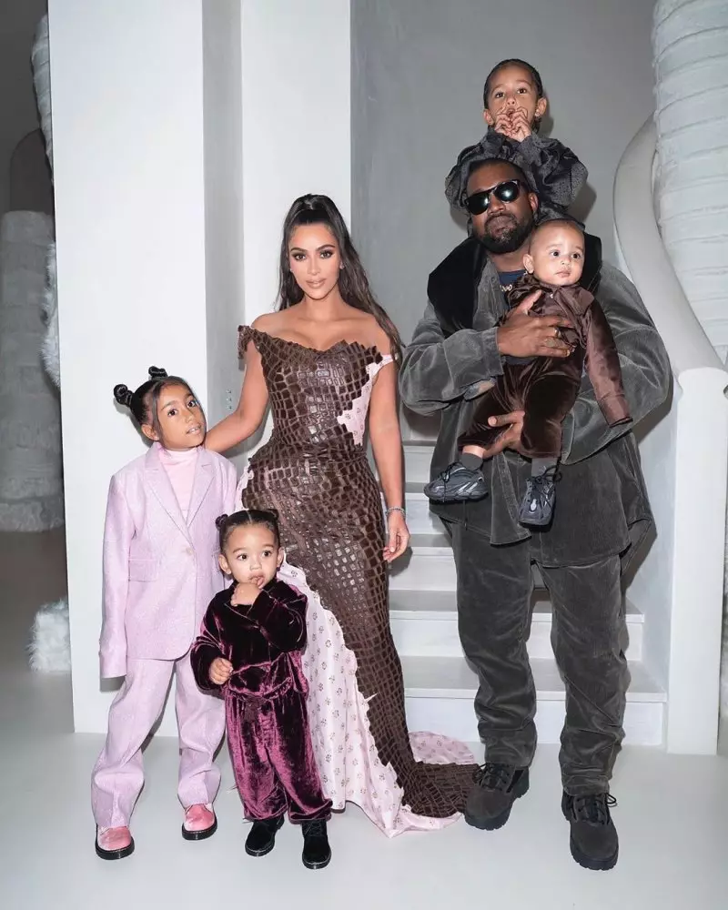 Na Grianghraif is Fearr ag Kanye West Le Kids North, Saint, Chicago agus Salm 7