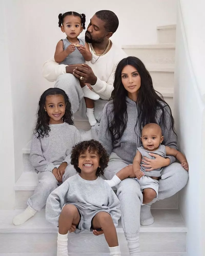 Na Grianghraif is Fearr ag Kanye West Le Kids North, Saint, Chicago agus Salm 5