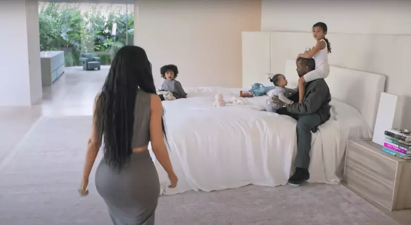 Kim Kardashian e Kanye West House percorren Hidden Hills Home Bed