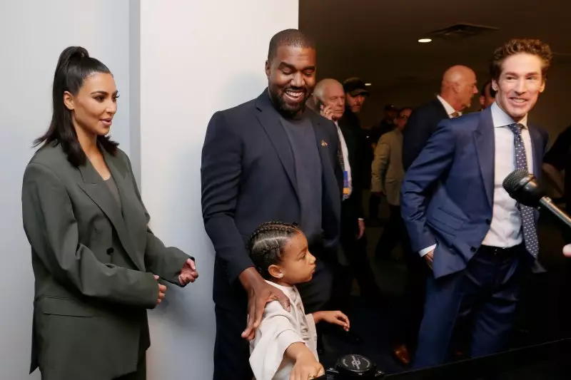 Izithombe Ezinhle Kakhulu zika-Kanye West With Kids North, Saint, Chicago kanye neHubo 13