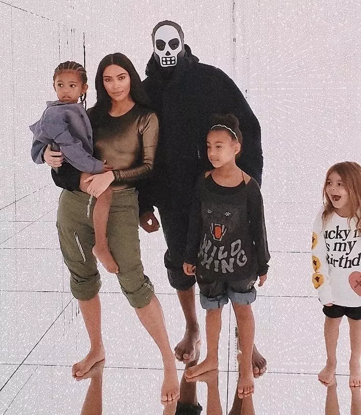 Izithombe Ezinhle Kakhulu zika-Kanye West With Kids North, Saint, Chicago kanye neHubo 10