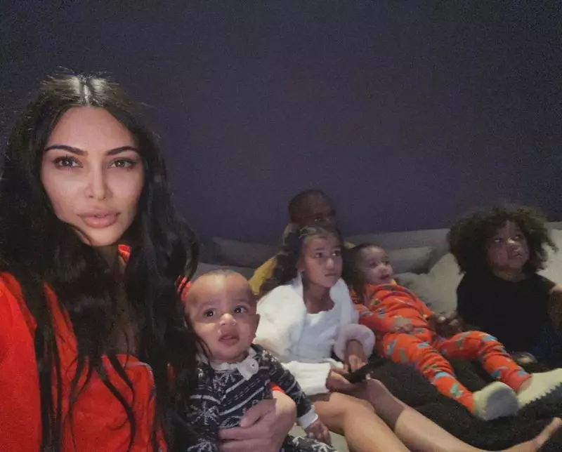 Izithombe Ezinhle Kakhulu zika-Kanye West With Kids North, Saint, Chicago kanye neHubo 9