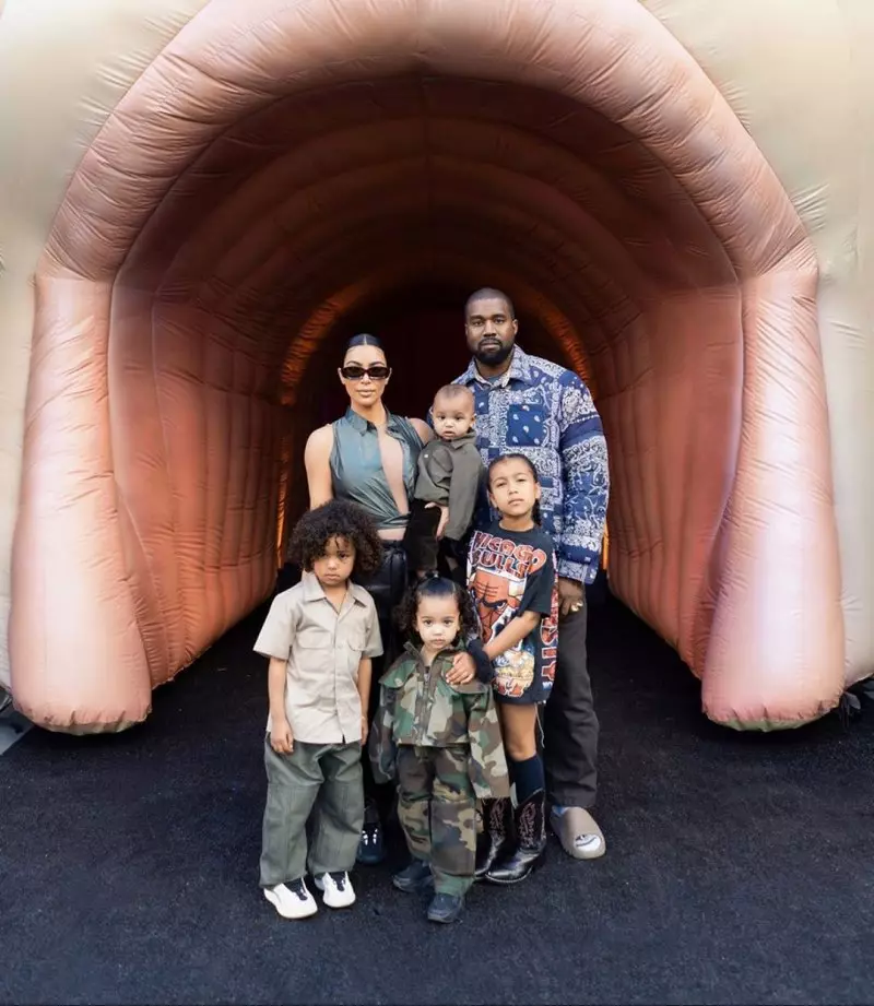 Na Grianghraif is Fearr ag Kanye West Le Kids North, Saint, Chicago agus Salm 8