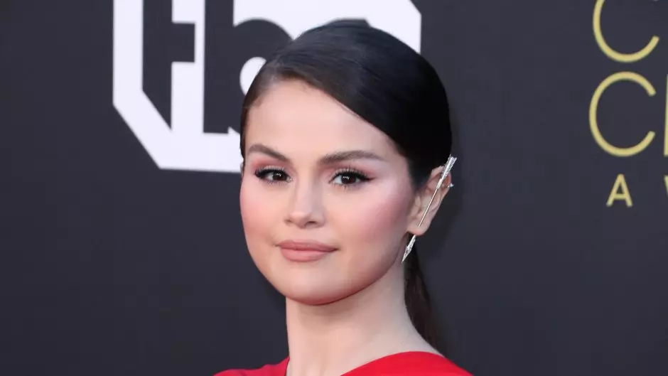 Η Selena Gomez έκανε ποτέ πλαστική χειρουργική; Γιατί έχει πυροδοτήσει φήμες περισσότερες από μία φορές