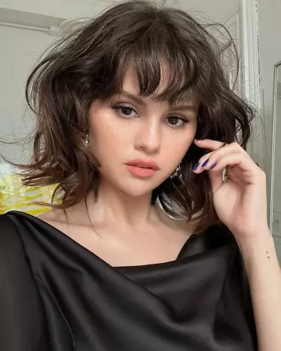 Selena Gomez က Plastic Surgery လုပ်ဖူးပါသလား။ အဘယ်ကြောင့် သူမသည် တစ်ကြိမ်ထက်မက ကောလဟာလများ ပေါက်ဖွားလာသနည်း။