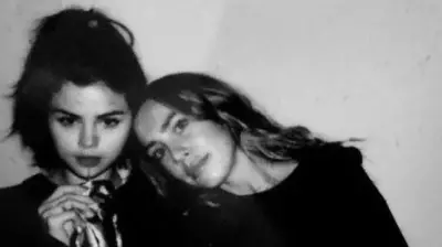 Selena Gomez Theresa Marie Mingus personal assistant krahs μαγιό bffs friends