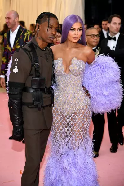 Kylie Jenner Travis scott anakumana ndi chovala chofiirira cha gala chofiira ndi nthenga zatsitsi