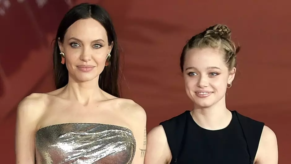 Shiloh Jolie-Pitt trägt zerrissene Jeans mit Mutter Angelina Jolie