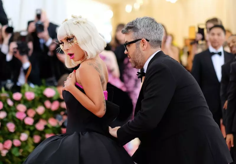Ledi Gaga we Brandon Makswell 2019 gala bilen duşuşdy