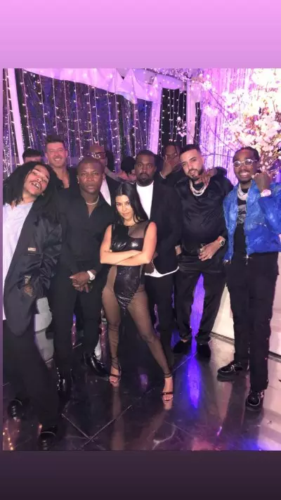 Kourtney Kardashian amb molts homes a la seva festa d'aniversari