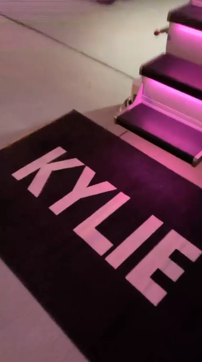 Xaaladda Mogul! Fiiri Gudaha Kylie Jenner's Multi-Million Dollar Pink Kylie Cosmetics Plane