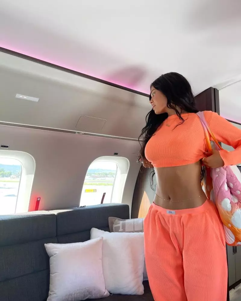 モーグルステータス！カイリー・ジェンナーの数百万ドルのピンクのカイリー化粧品飛行機の内部を見る