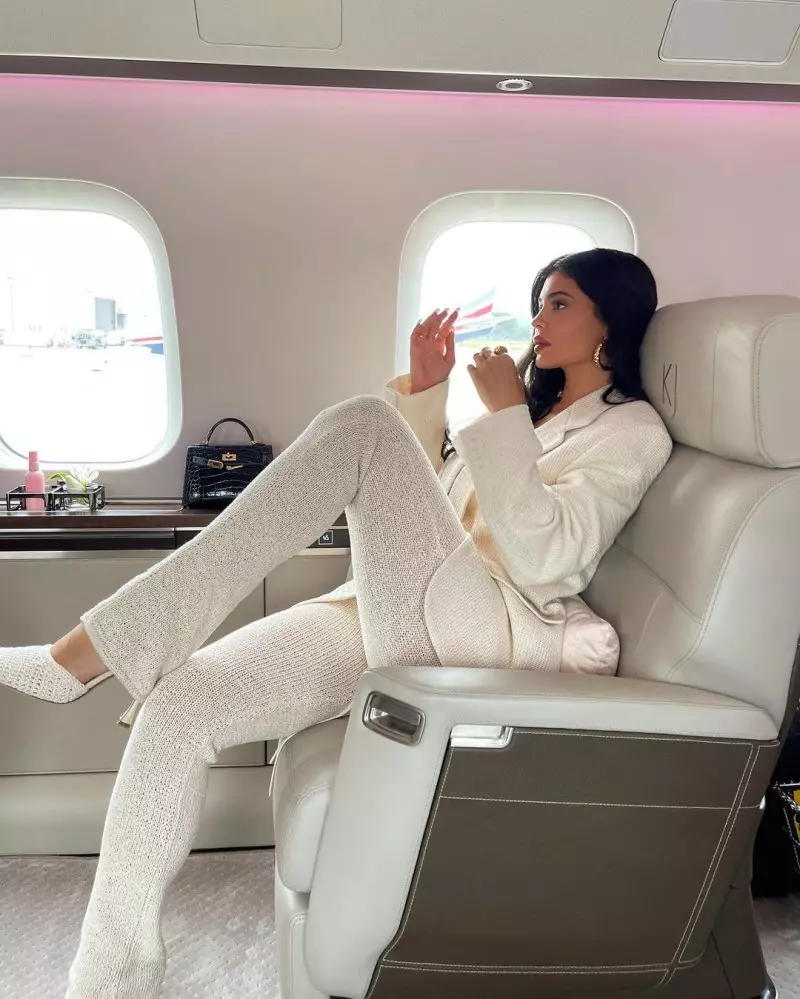 Mogul Status! Saib Sab Hauv Kylie Jenner's Multi-Million Dollar Pink Kylie Cosmetics Plane