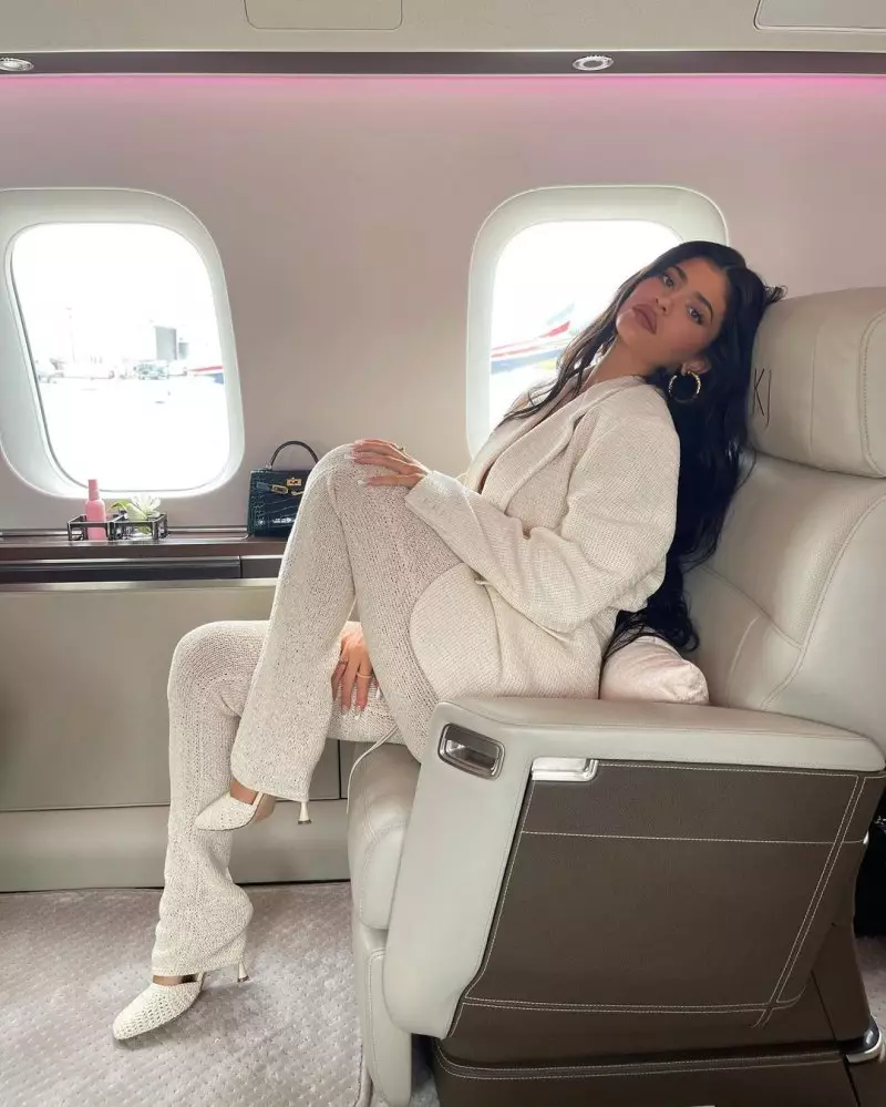 وضع Mogul! انظر داخل طائرة Kylie Jenner's Pink Kylie Cosmetics التي تبلغ تكلفتها عدة ملايين من الدولارات