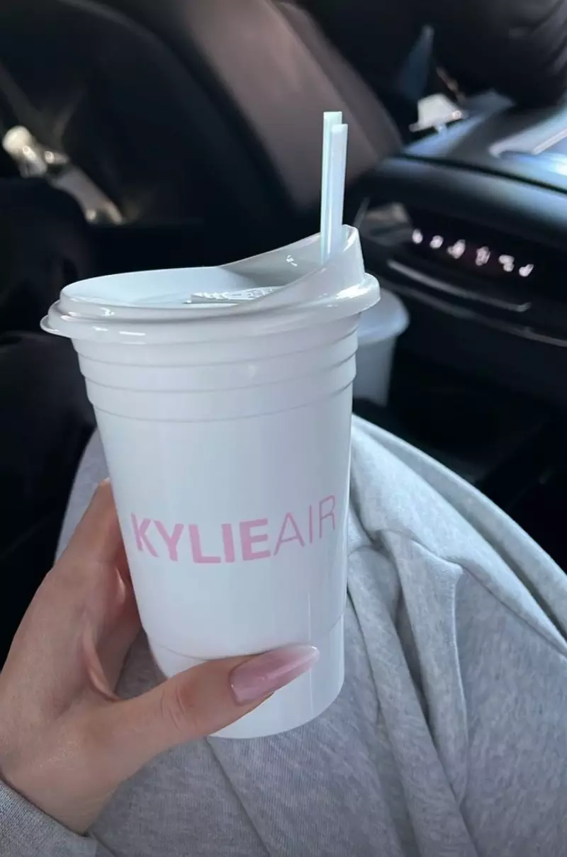 Kylie Jenner samolyot sayohati