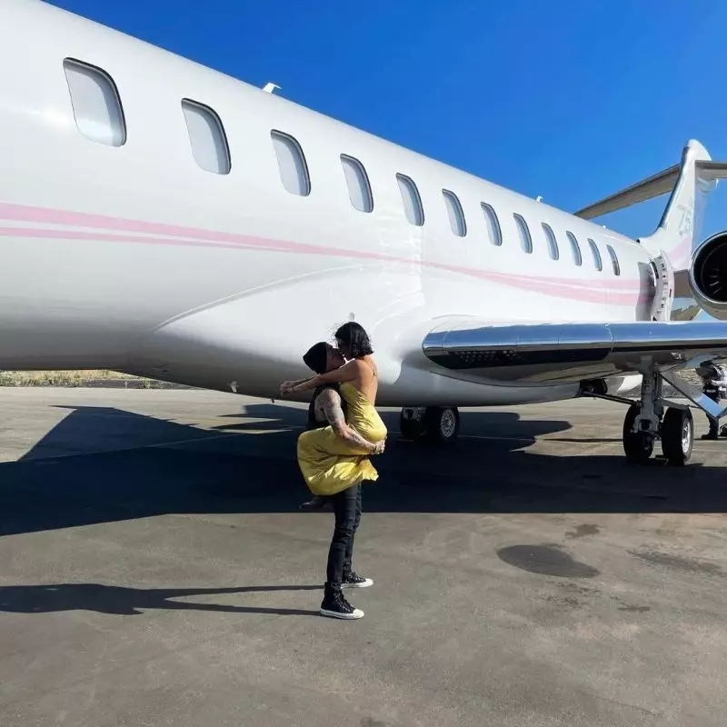 Travis Barker vælter over Kourtney Kardashian efter sin første flyvetur i 13 år